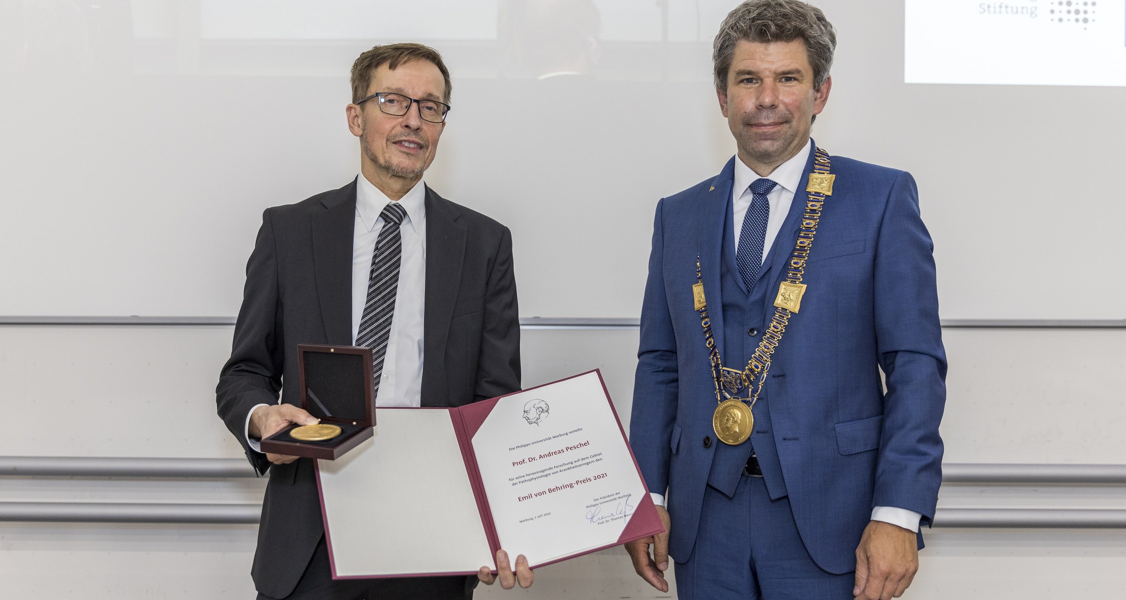 Prof. Andreas Peschel mit dem Emil von Behring-Preis der Philipps ...